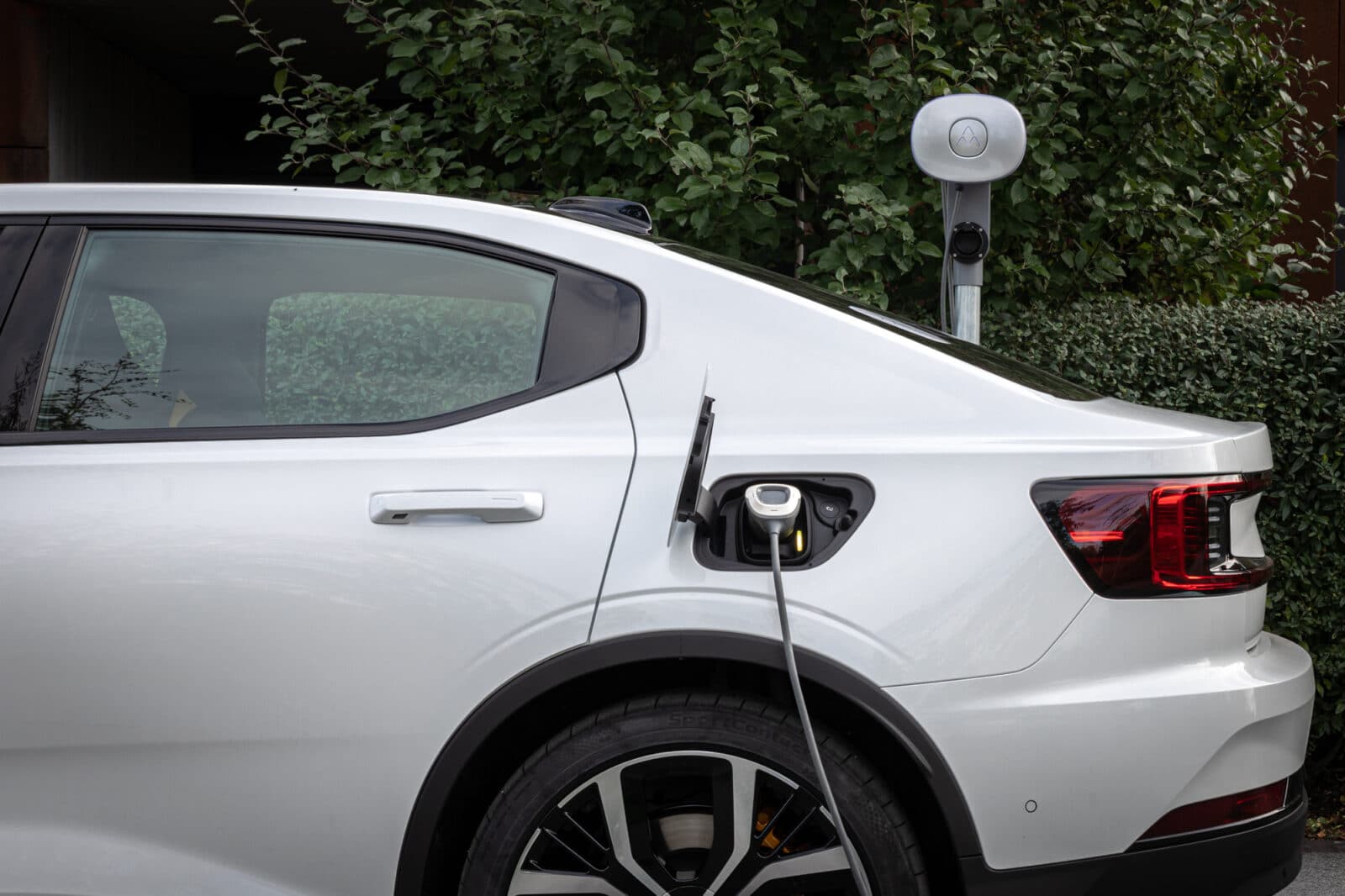 Charge Amps Pole Mount